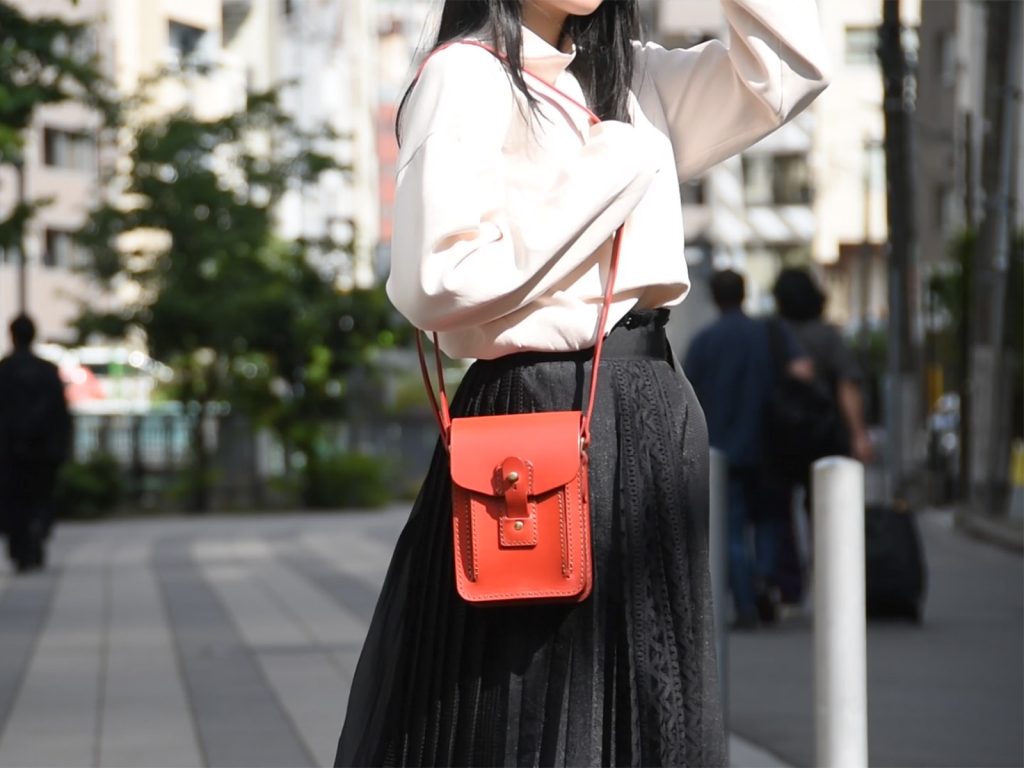 動画「【商品紹介】優しい曲線が印象的な ぷっくりショルダー(CK-7)」｜革鞄・革小物のHERZ公式通販